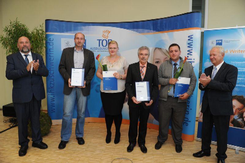 Wistra-Auszubildende bestehen Prüfung mit Bravour | WISTRA - Cargo Control